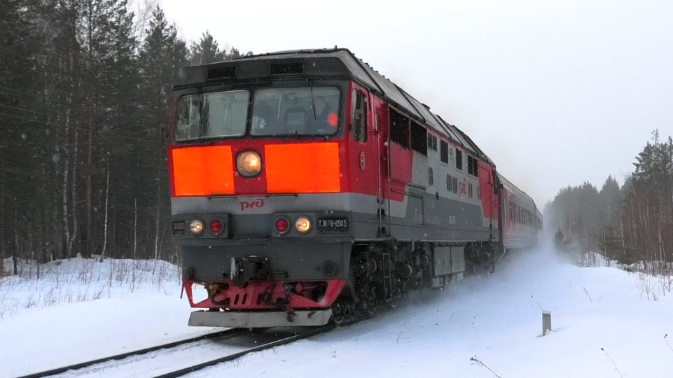 ТЭП70-0505 с пригородным поездом Екатеринбург-Пасс. - Егоршино