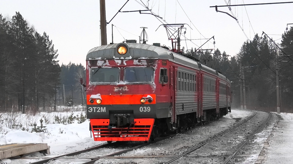 ЭТ2М-039 пролетает о.п. Бобровка сообщением Камышлов — Екатеринбург-Пасс.