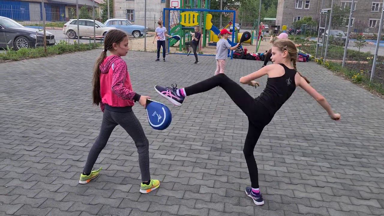 Комбинация ударов передней ногой  битуро скидка и сразу нерио со входом в клинч