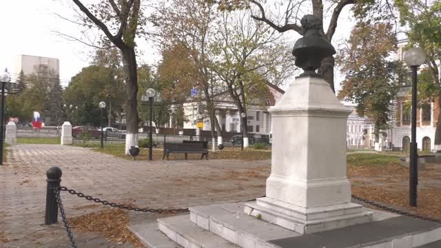 К нему не зарастет народная тропа…