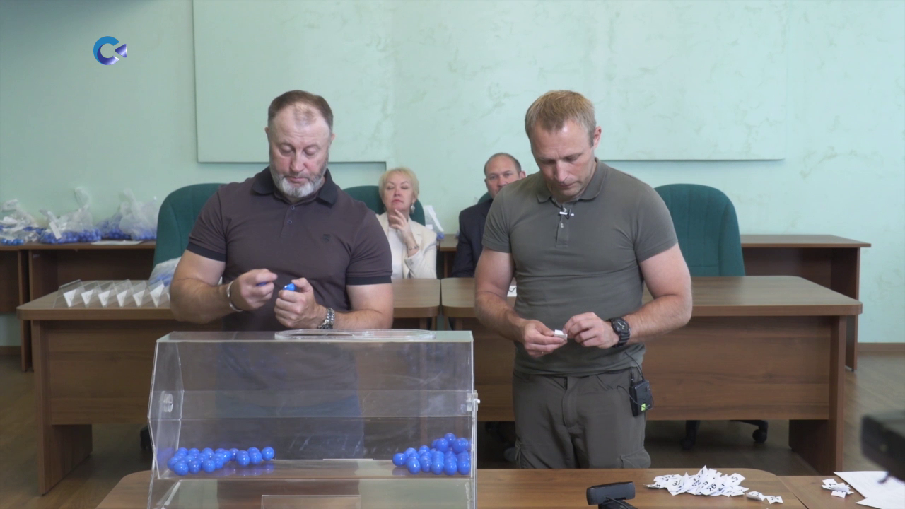 На жеребьёвке определили, кто из охотников получит разрешение на добычу лося