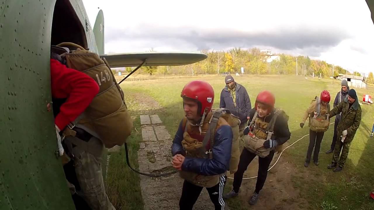 наш прыжок с парашютом))