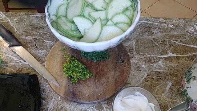 Салат из свежих кабачков! Хрустящий, сочный, вкусный! Это что то!