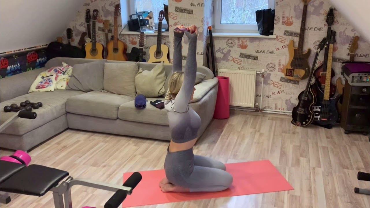 Вертикальная тяга за голову с фитнес резинкой