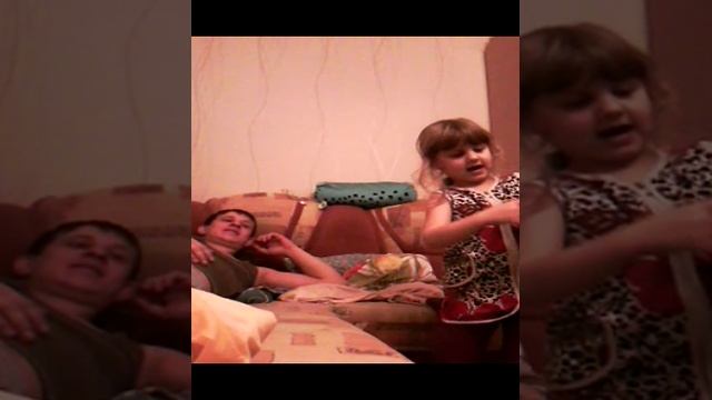 2012.10.22 Настя мешает Максиму.