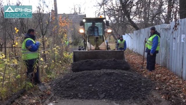 21.10.2020 Участок дороги у школы № 173  начали засыпать гранулятом.mp4