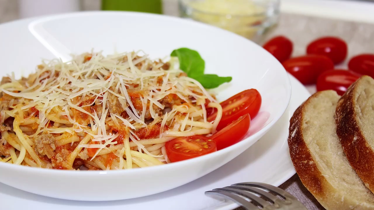 СПАГЕТТИ С МЯСНЫМ СОУСОМ А-ЛЯ БОЛОНЬЕЗЕ БЫСТРЫЙ ВАРИАНТ