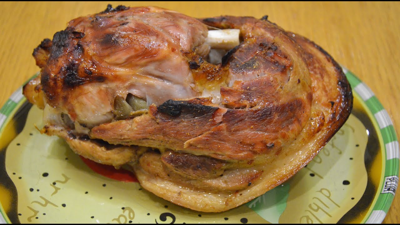 Запеченная в духовке свиная рулька.