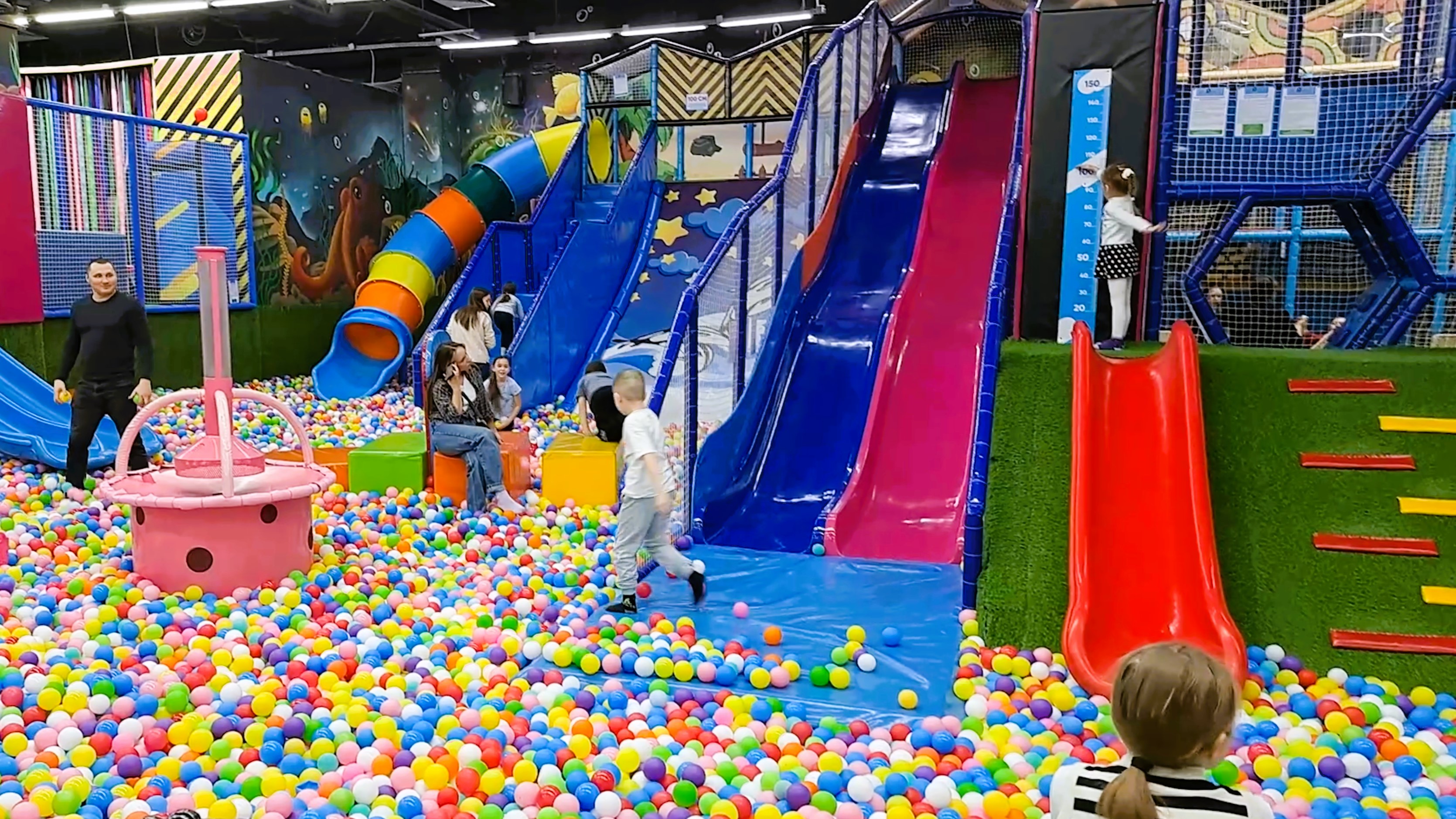 Играем на детской площадке катаемся с горки