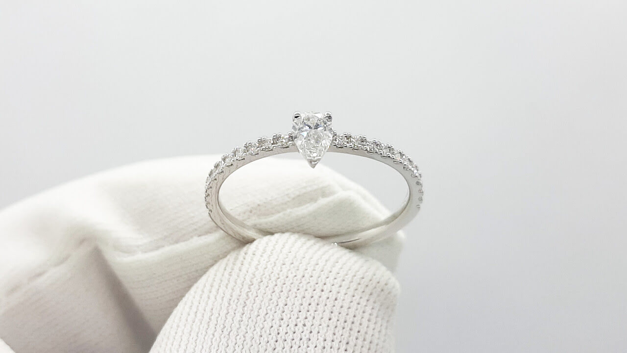 Кольцо с бриллиантом Груша