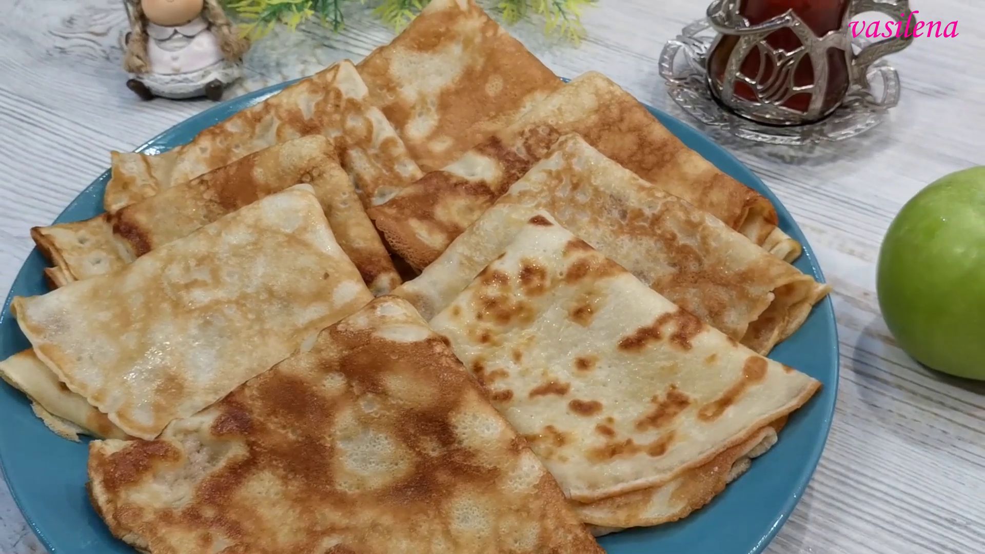 БЛИНЫ С ЯБЛОКАМИ НА ГОРЯЧЕМ МОЛОКЕ ..mp4