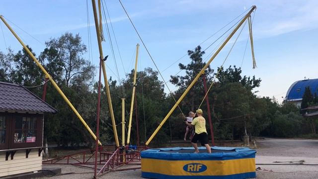 03.09.2022 – МИ играет в «рыбалочку», кушает мороженное, поет песни, прыгает на батуте и катается