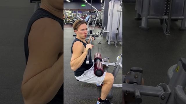 Вертикальная тяга в блочном тренажере