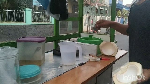 покупаем кокос на улице