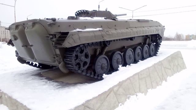 Военная техника на постаменте в парке