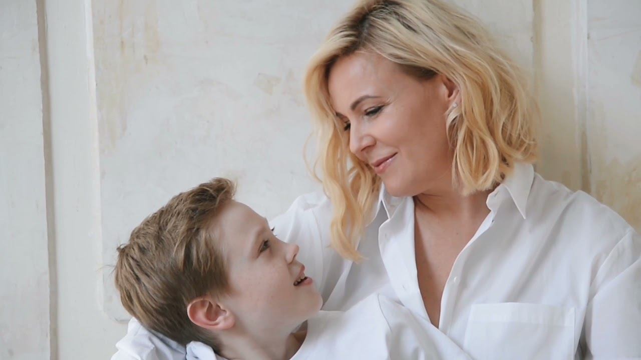 Мария Куликова с сыном Ваней за кадром