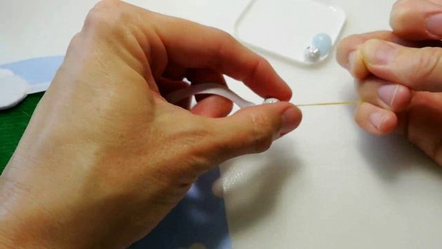 Как без мучений нанизать бусину на ленту