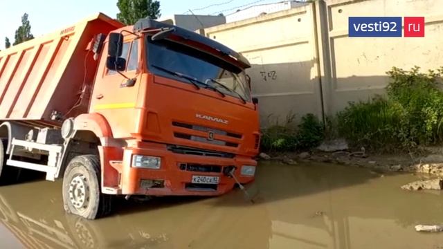 Мусоровоз ушел под землю в районе крепости Каламита в Севастополе