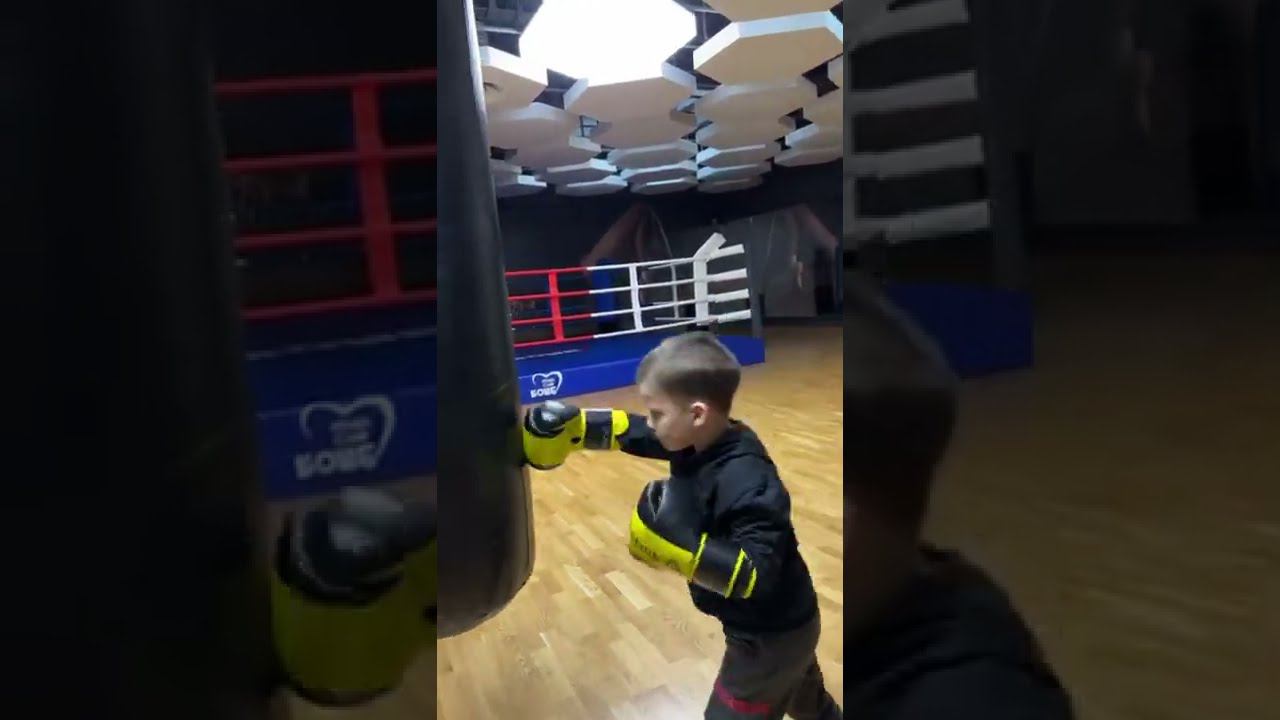 Артём примерил перчатки / X-FIT Бокс