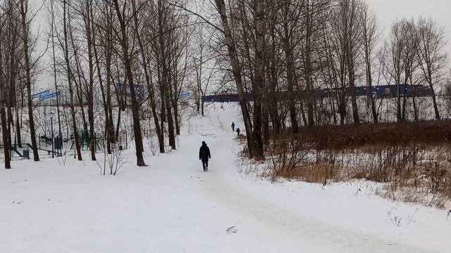 Прогулочная зона на Мещерском озере // Размышления о прямых дорожках благоустройства и тропинках