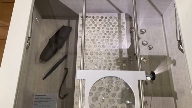 Фрагменты выставки «Сто жемчужин Вельского музея»