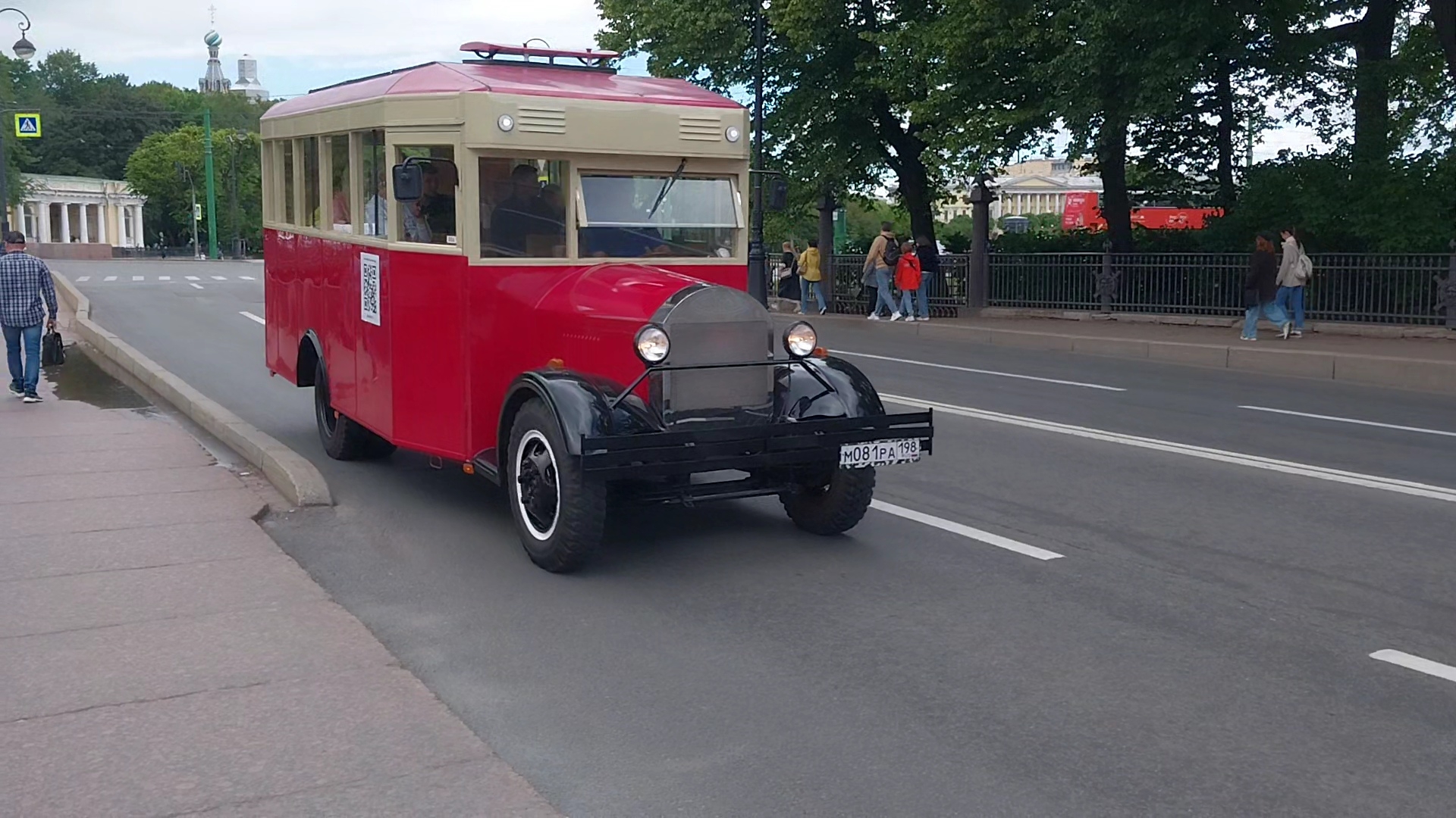 Экскурсионный автобус ЗиС-8 в Санкт-Петербурге.