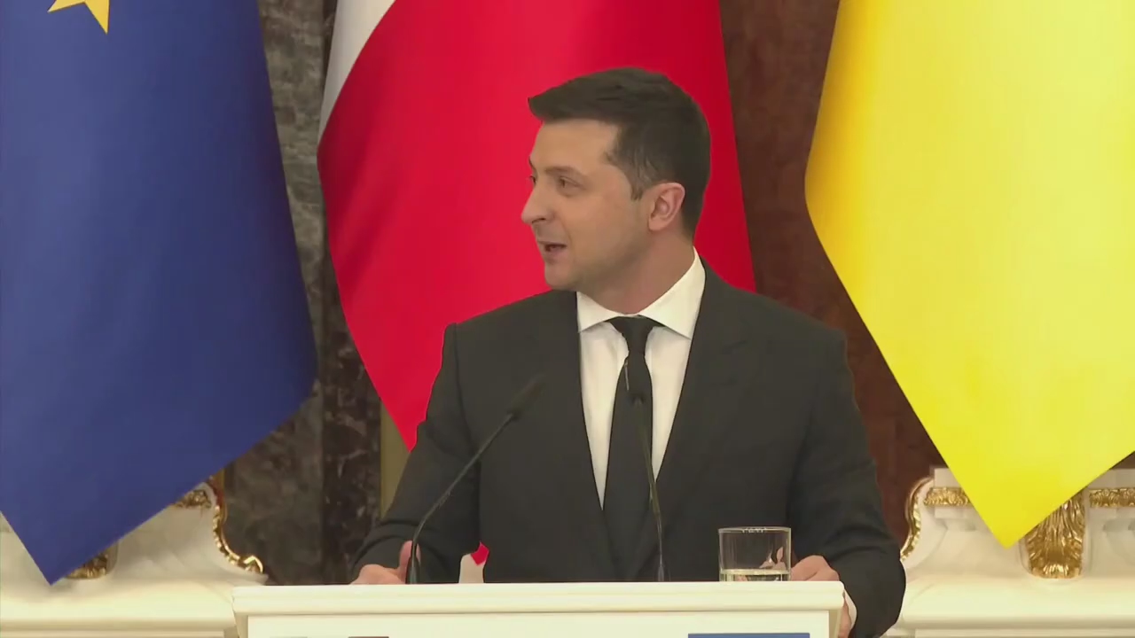 Дебил, Б... ЗЕ-нелох оскорбил Макрона, обвинив его в пьянстве с Путиным! 08.02.2022