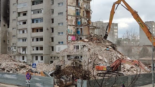 Ейск. Демонтаж дома 13 день. После падения самолета. Снос 1 подъезда идет быстро. Канал Тутси влог.