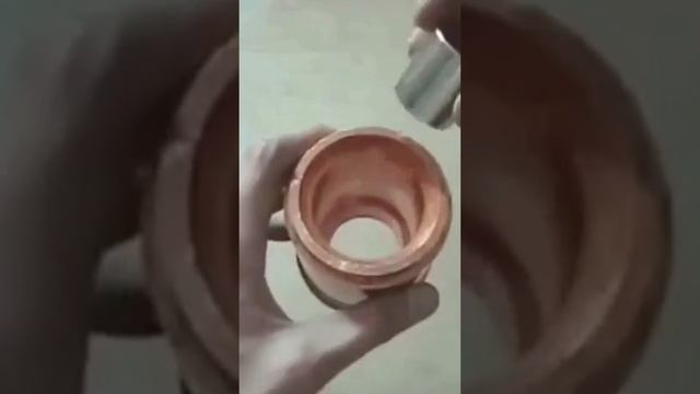 Необычное падение в медной трубе.