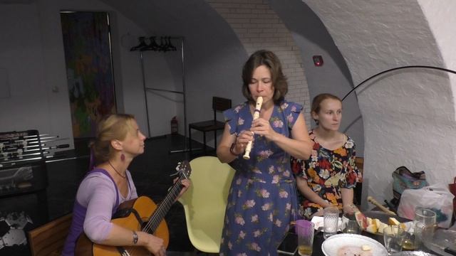 Таня играет на флейте