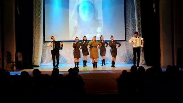 Попурри из военных песен.