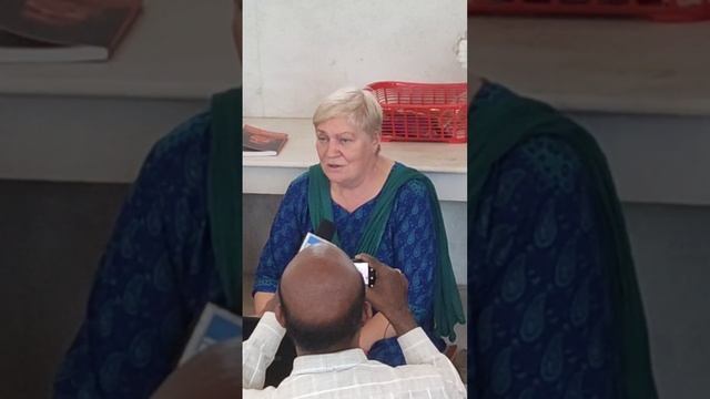 Интервью для ТВ9 на уроке в Путтапарти, январь 2023