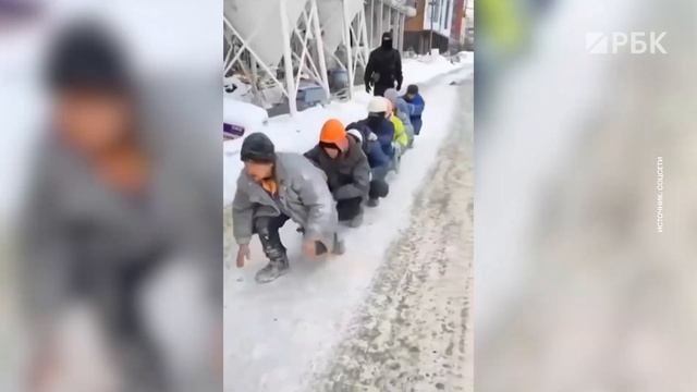 Мигрантов заставили идти гуськом в Екатеринбурге