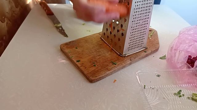 Диетический салат с клюквой