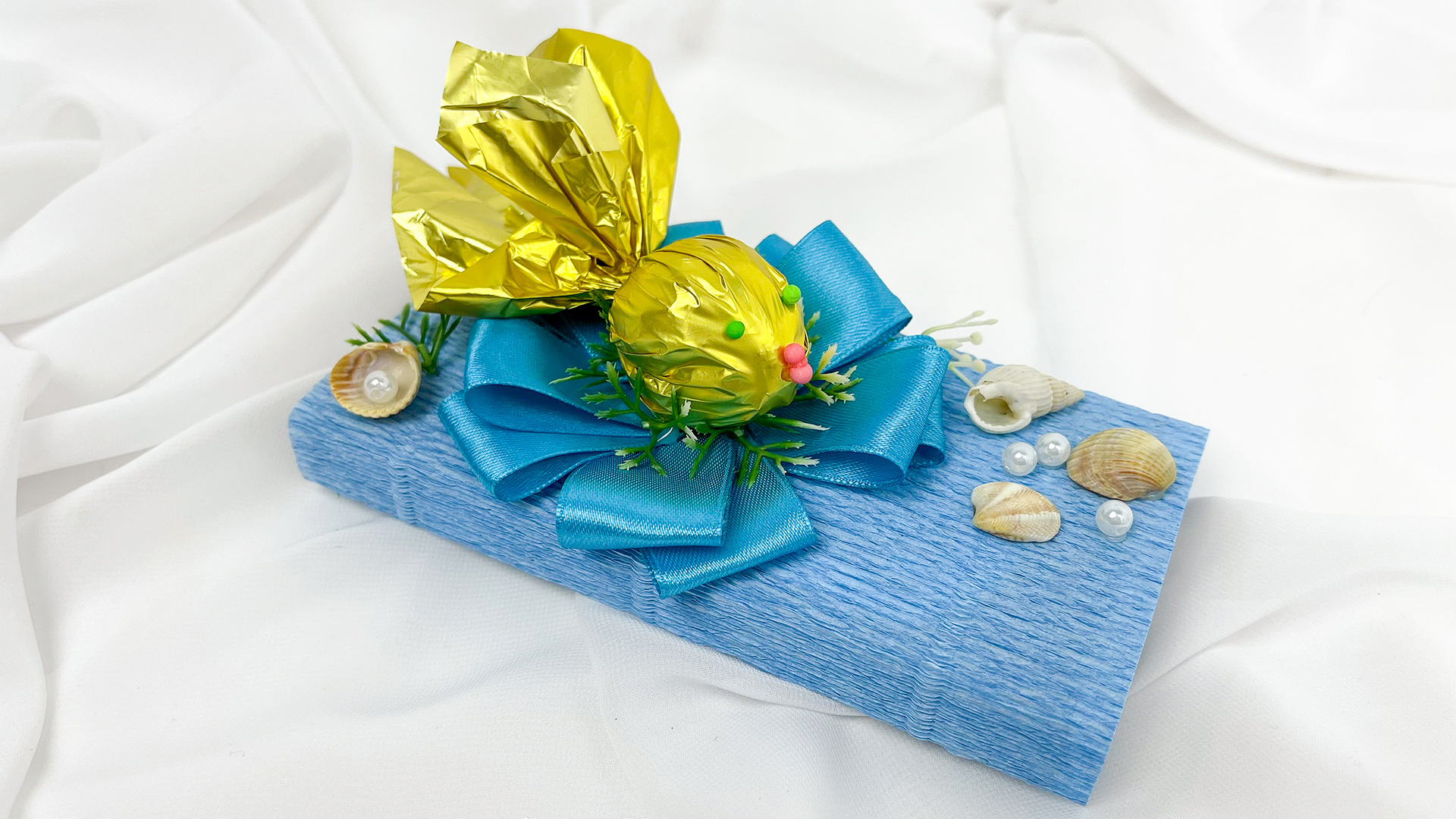 Милый презент своими руками. Оформление шоколада. Золотая рыбка из конфет. Подарки и поделки