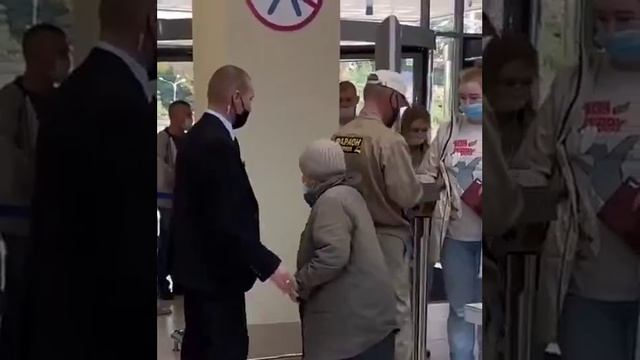 Бабулю выгнали без QR-кода.mp4