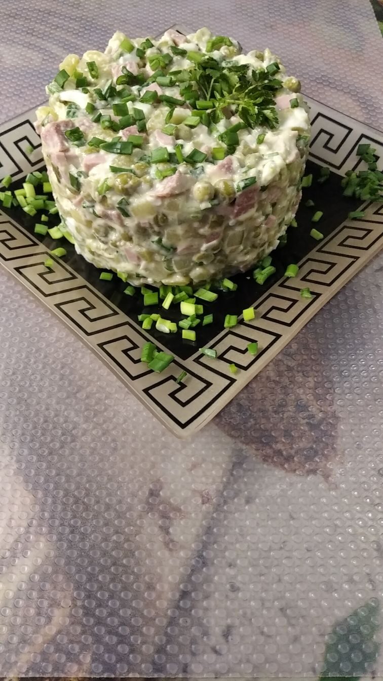 Всеми любимый салат оливье.