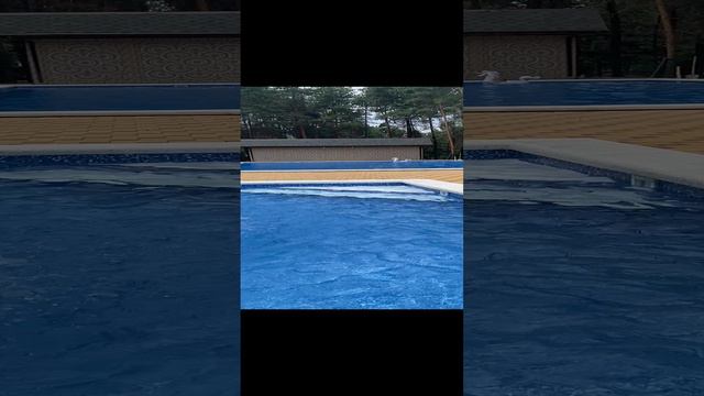 А в бассейне уже и не так жарко!))