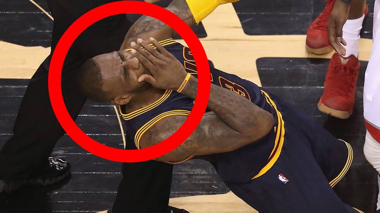 ЛеБрон Джеймс СИМУЛИРУЕТ на протяжении 7 минут