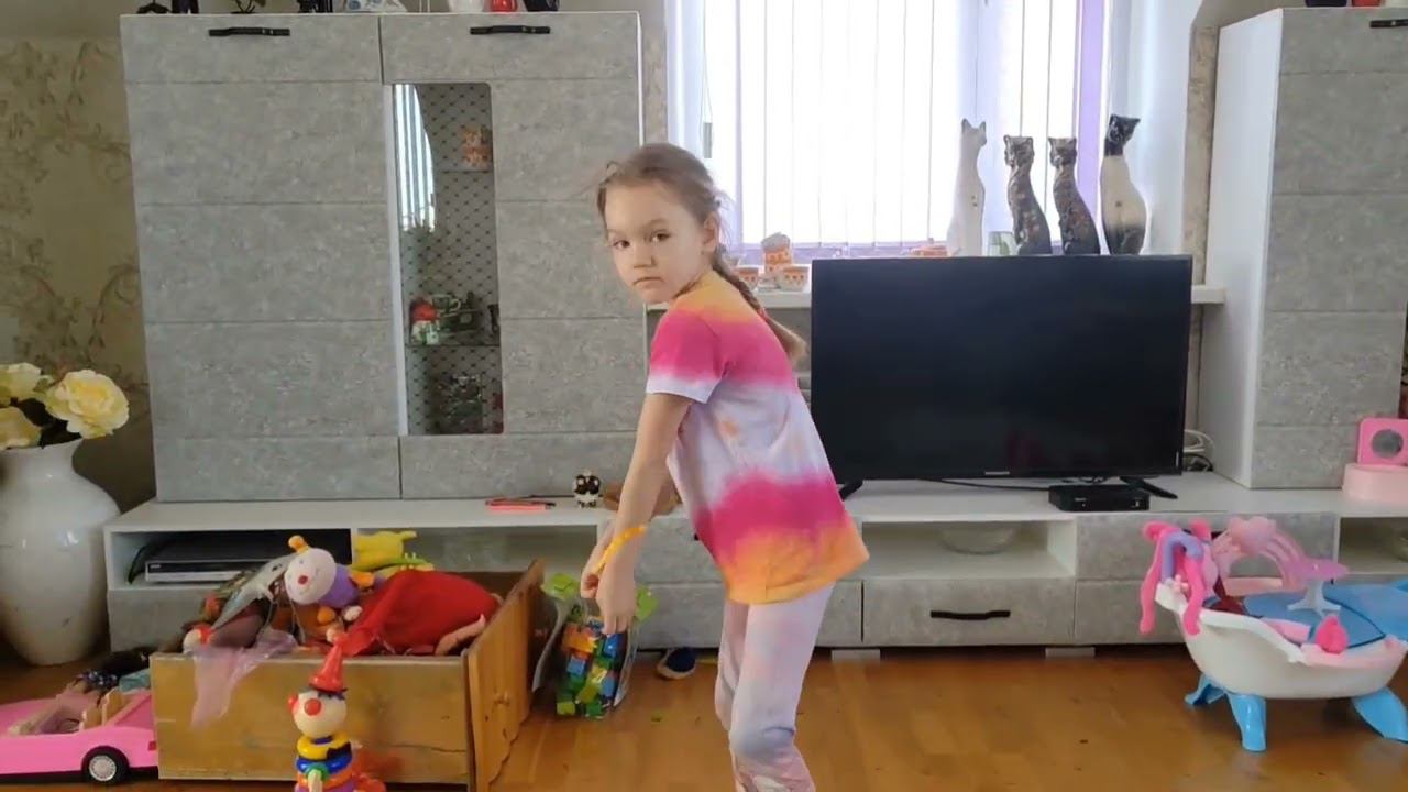 Ксюша - визитная карточка в 6 лет. #ксюшкапушка #портфолио #музыканассвязала #колесо