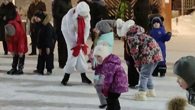 Праздник у новогодней ёлки в парке