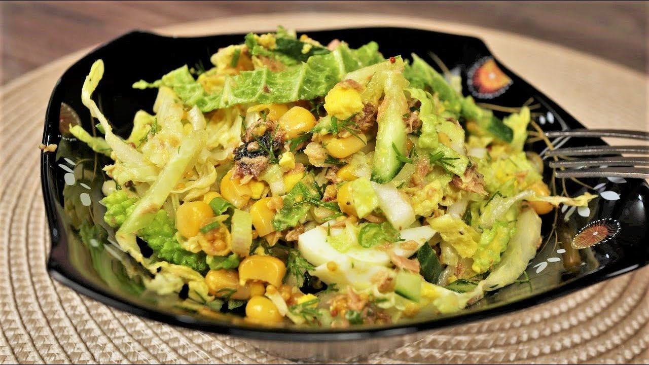 Летний вкусный салат с пекинской капустой и консервированной рыбой