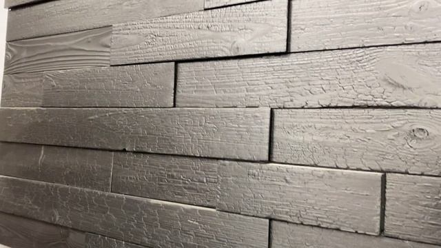 Образцы обожженного дерева. На первом стенде образцы фасадной доски Suntan BUMP, на втором: BURN