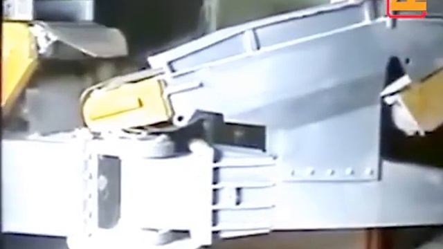 Мешкопогрузочная машина грузит вагон на скорость и время