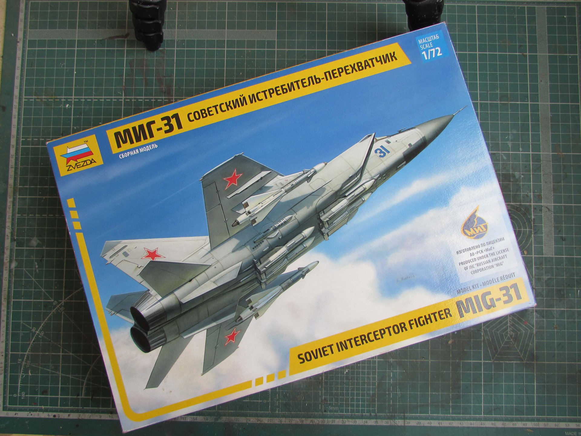 Советский истребитель-перехватчик МиГ 31 (1/72)