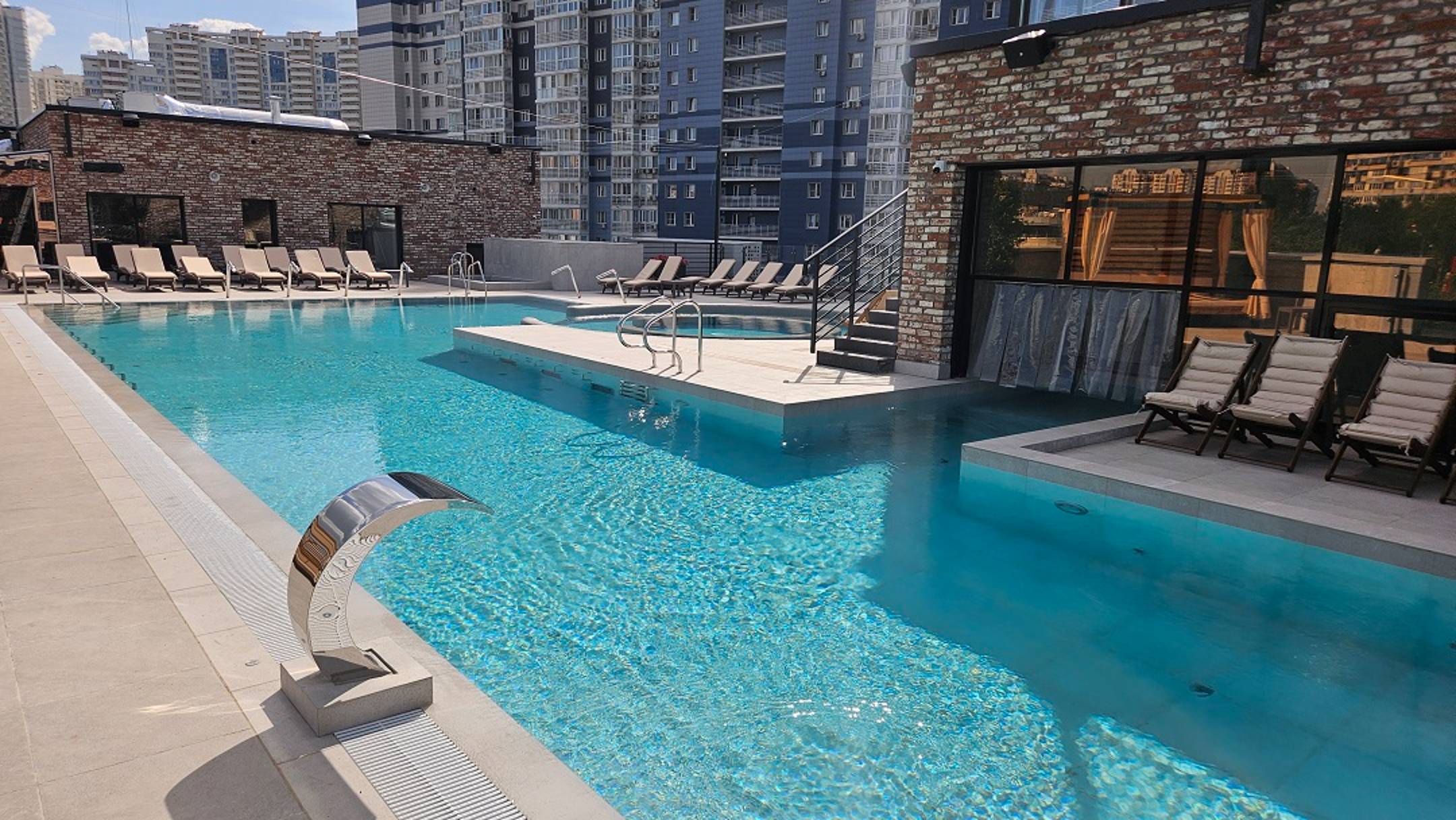 Бассейн на крыше фуд-холла "Грэмм-сити" в Москве  #строительствобассейнов #бассейны