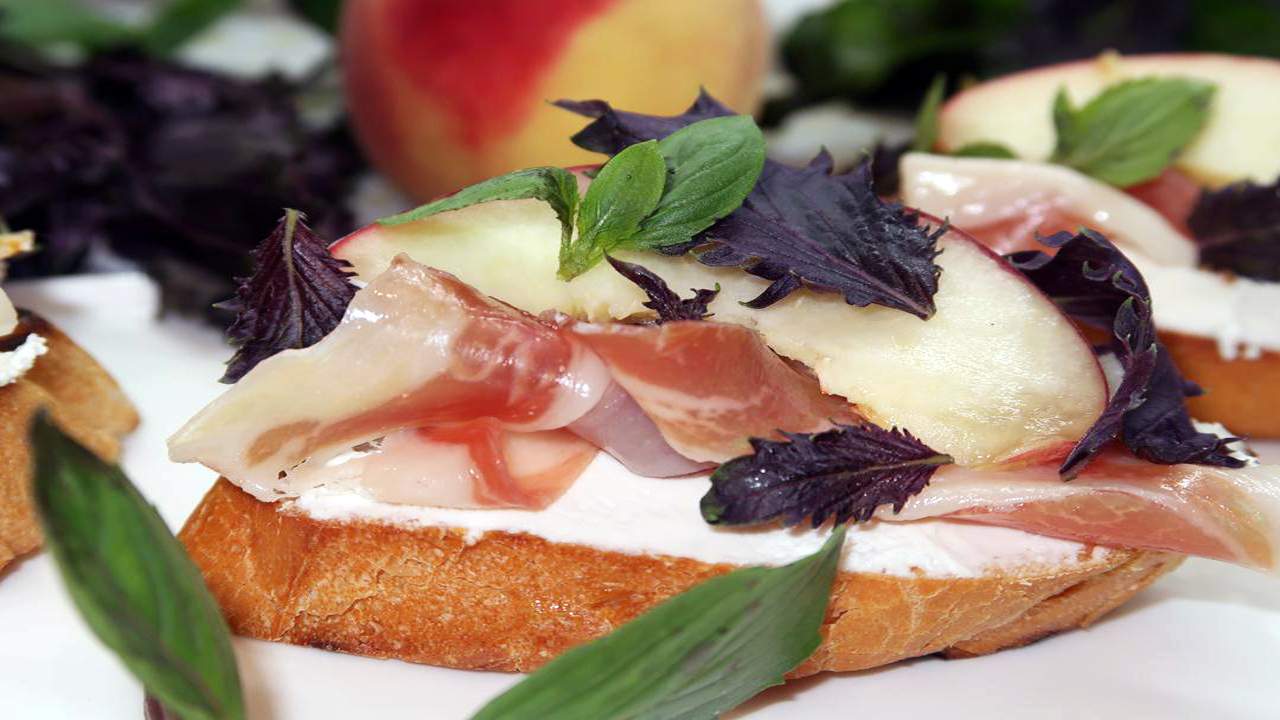 Брускетта с хамоном и персиком. Рецепт брускетты