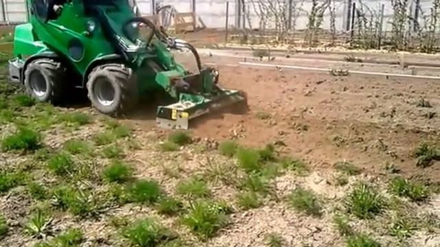 Выравнивание участка трактором компании ЗЕМЛЕЧИСТ