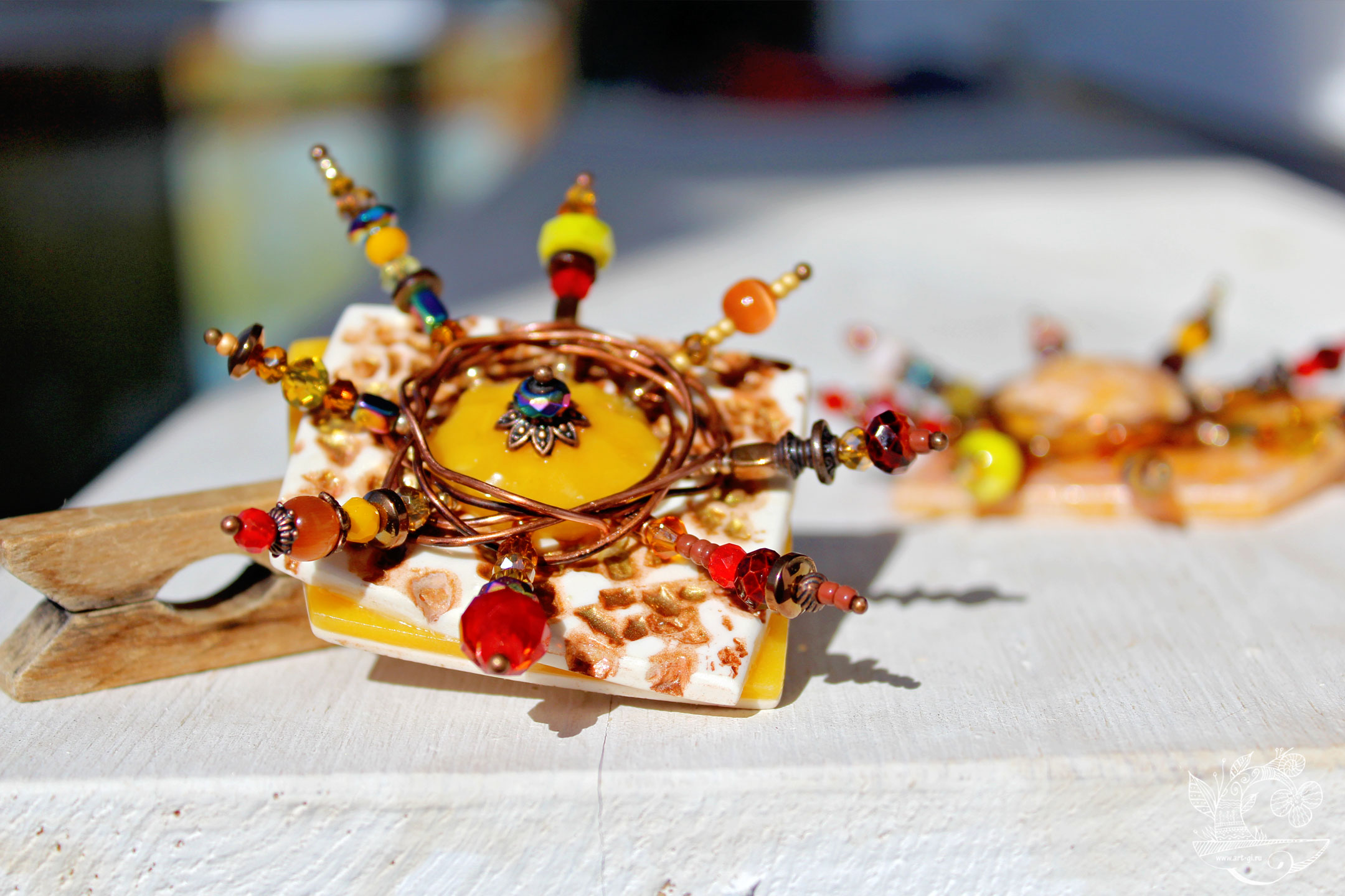 Брошь «Солнце» (полимерная глина, крупная соль, медный провод и горсть бусин)