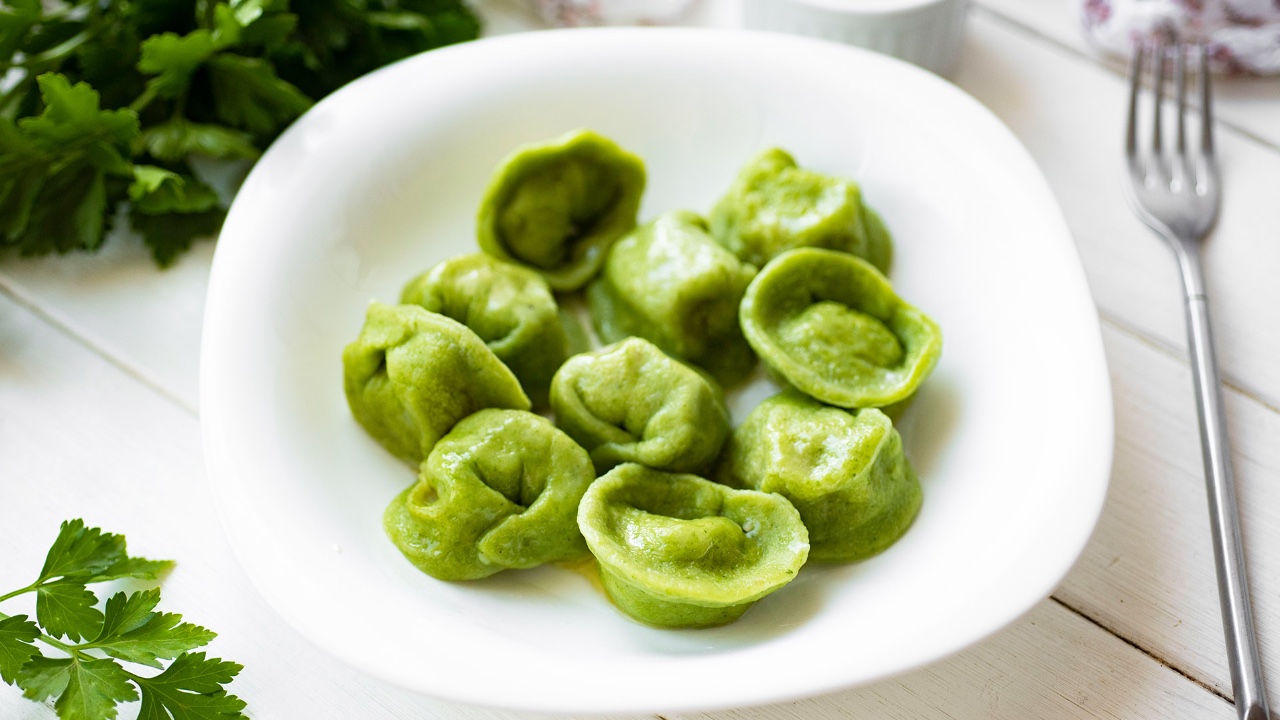 Зелёные пельмени со шпинатом в тесте и мясной начинкой